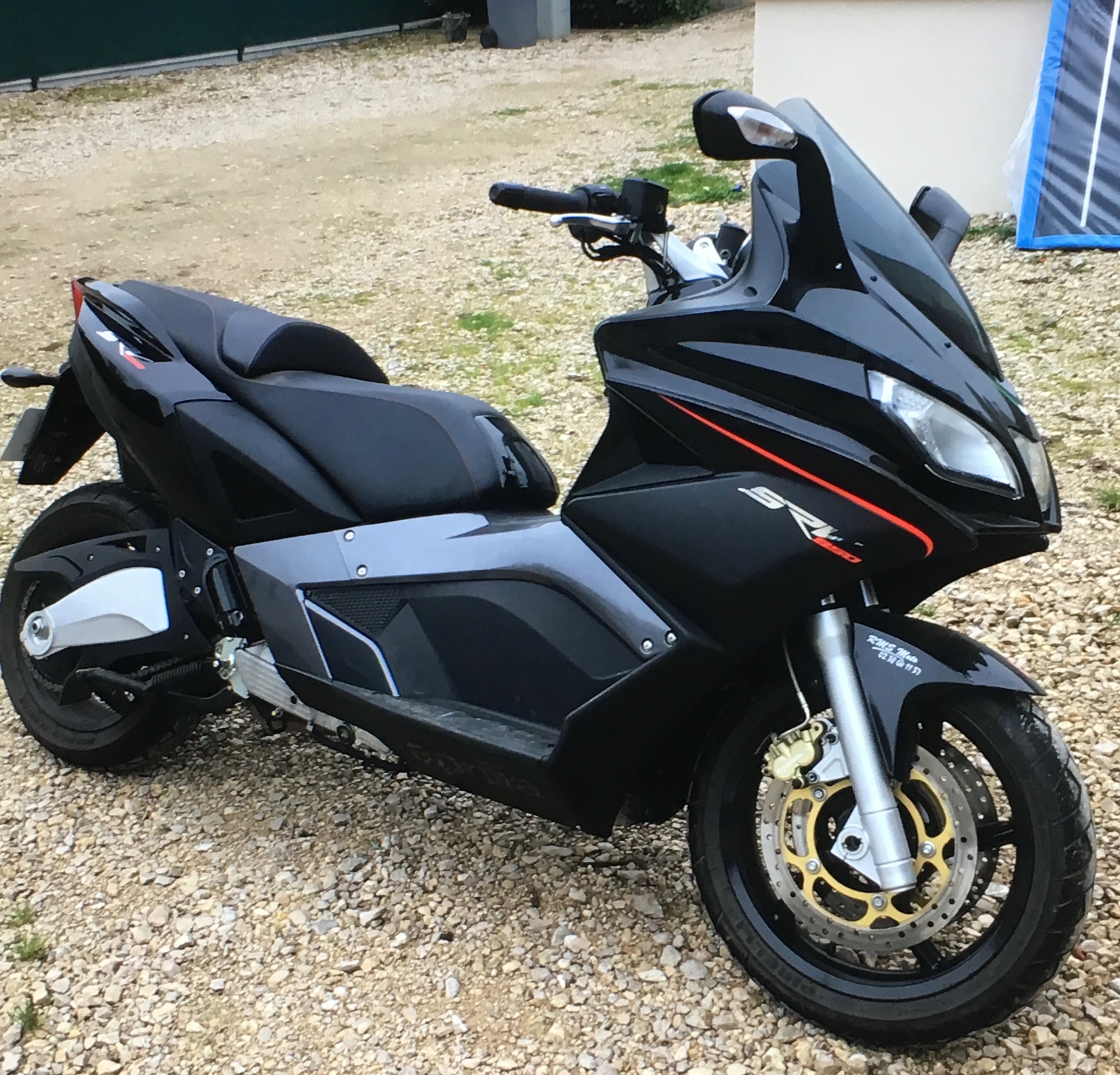 Tous les Tests - Essai SRV 850 : Aprilia aussi a son Hyperscooter